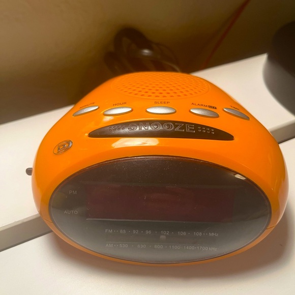 Durabrand | Other | Vintage Durabrand Cr50 Amfm Electric Clock Radio ...